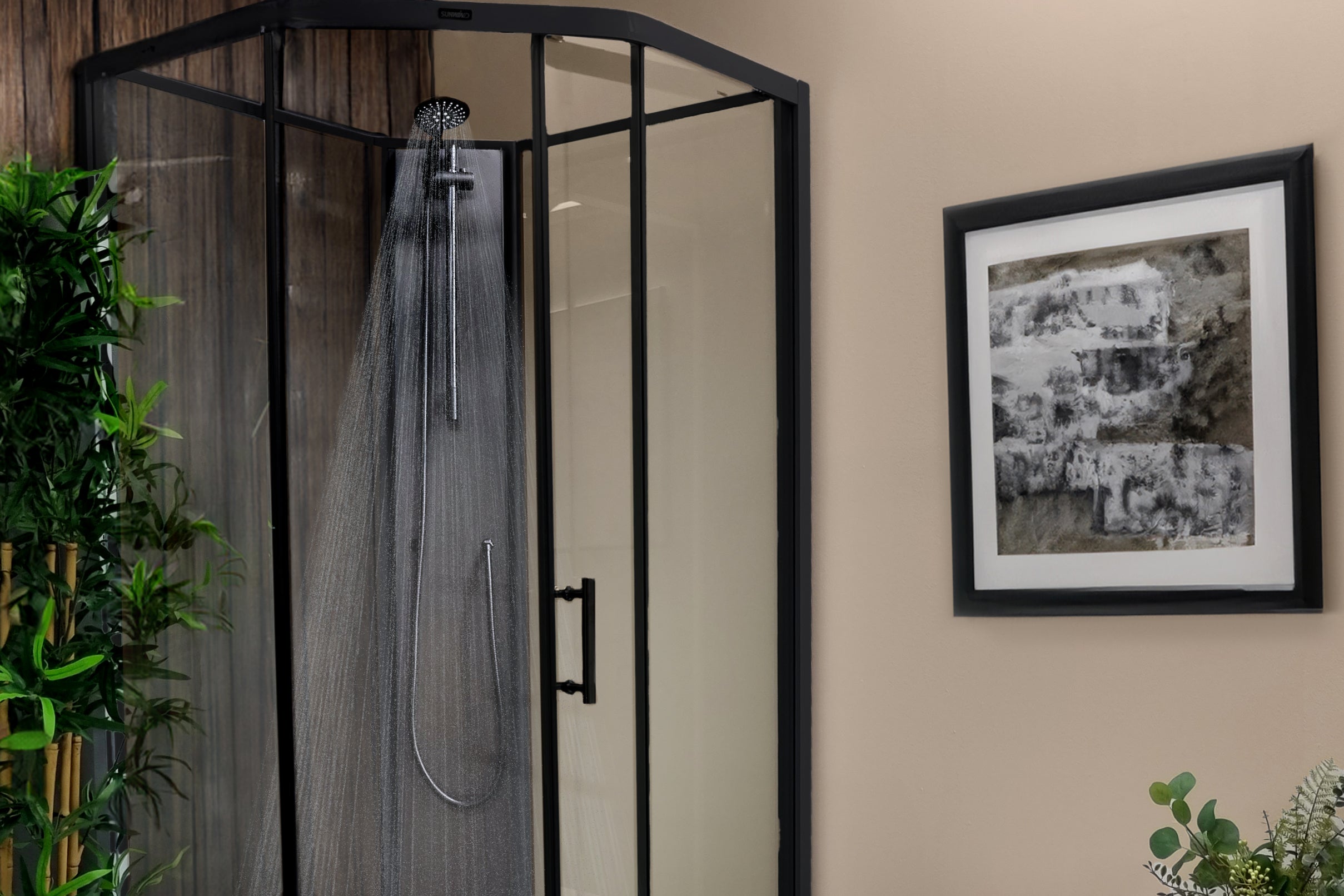 Lämmin suihku mökillä ilman sisäänrakennettua vesijohtoa ja sähkövirtaa.